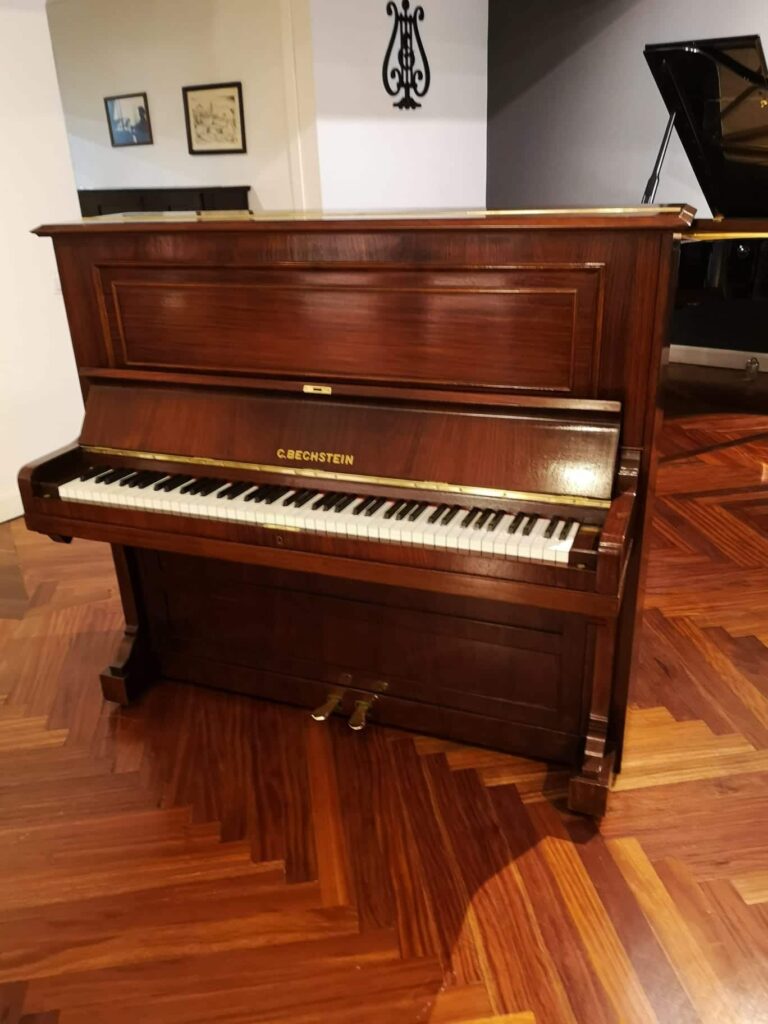 What is the difference between a grand piano and an upright piano ...